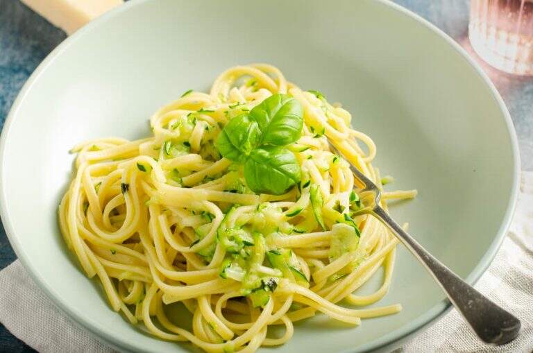 Courgette Lemon Pasta (Zucchini Pasta) - Lost in Food
