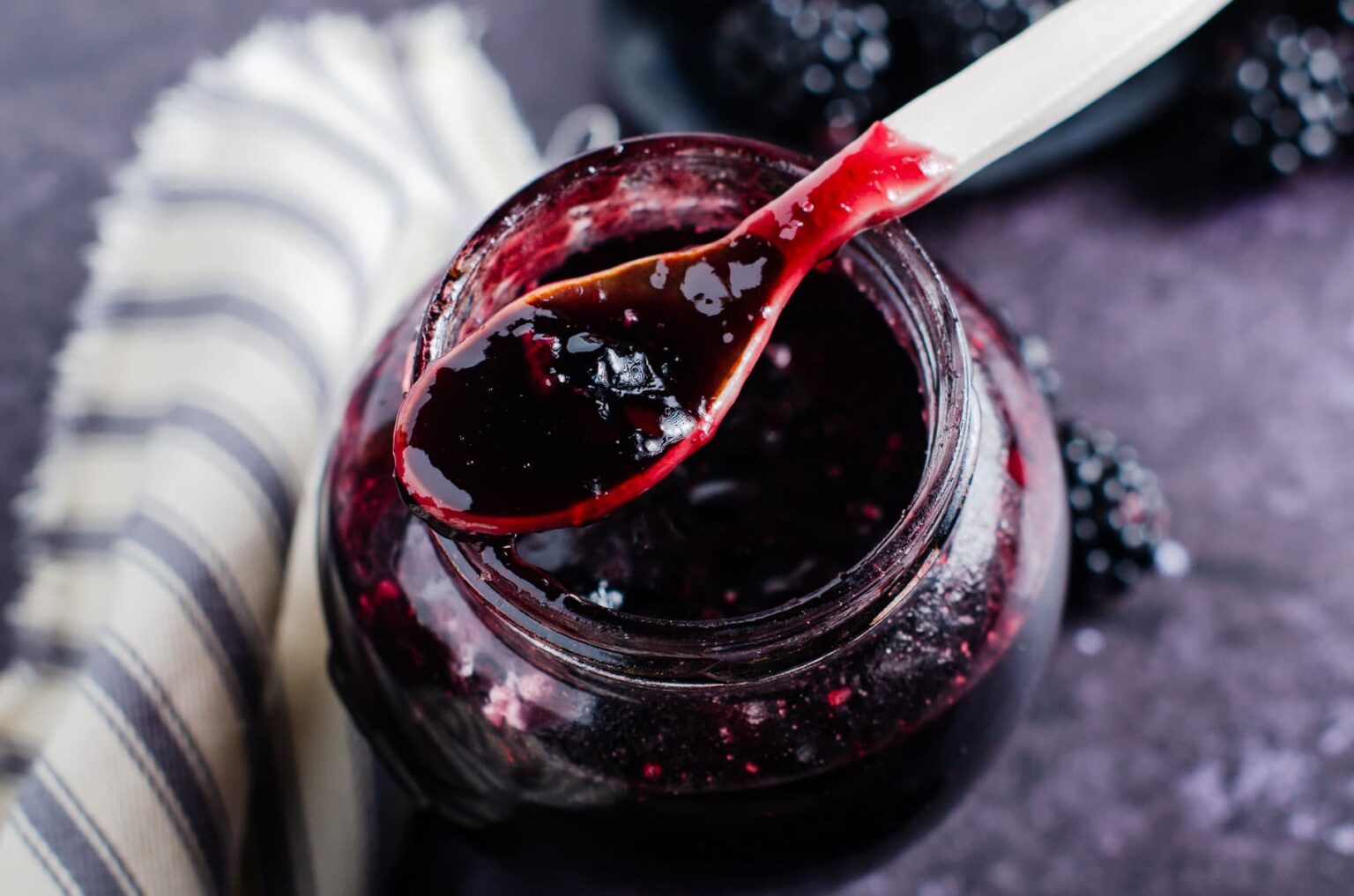 Homemade Blackberry Jelly (Bramble Jelly) - Lost in Food