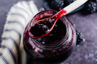 Homemade Blackberry Jelly (Bramble Jelly) - Lost in Food
