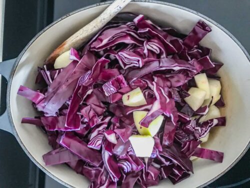 easy braised red cabbage with apples - Lost in Food