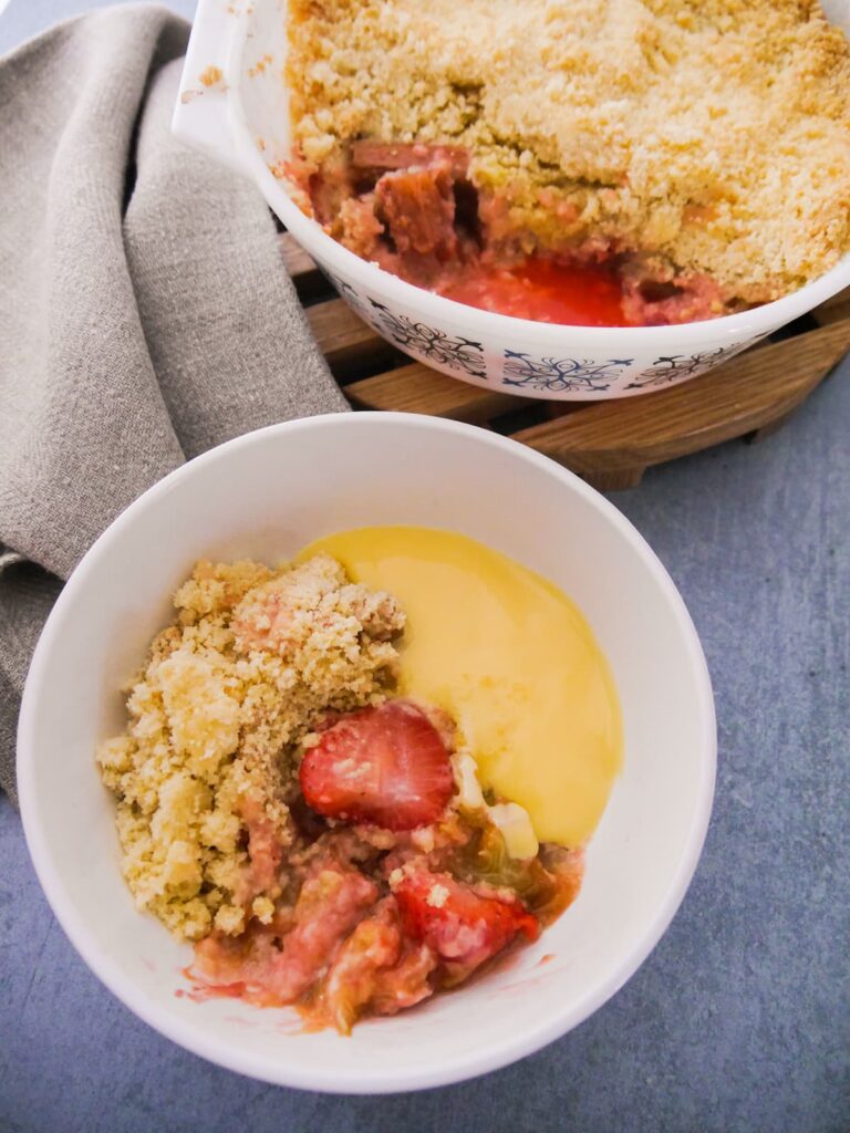 Easy Rhubarb & Strawberry Crumble - Lost in Food