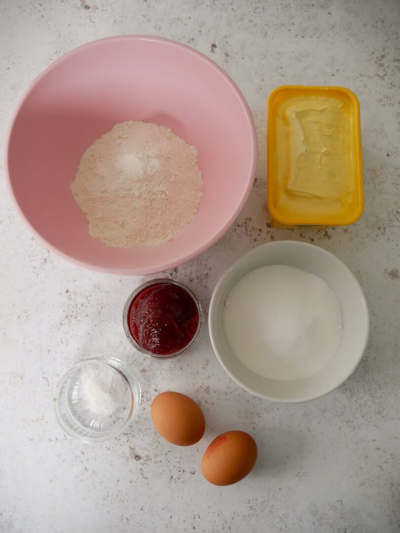 Classic Victoria Sponge Cake - Lost in Food