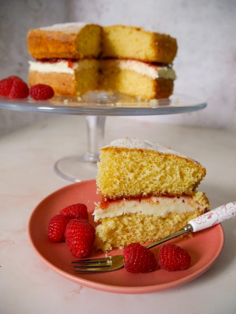 Classic Victoria Sponge Cake - Lost in Food